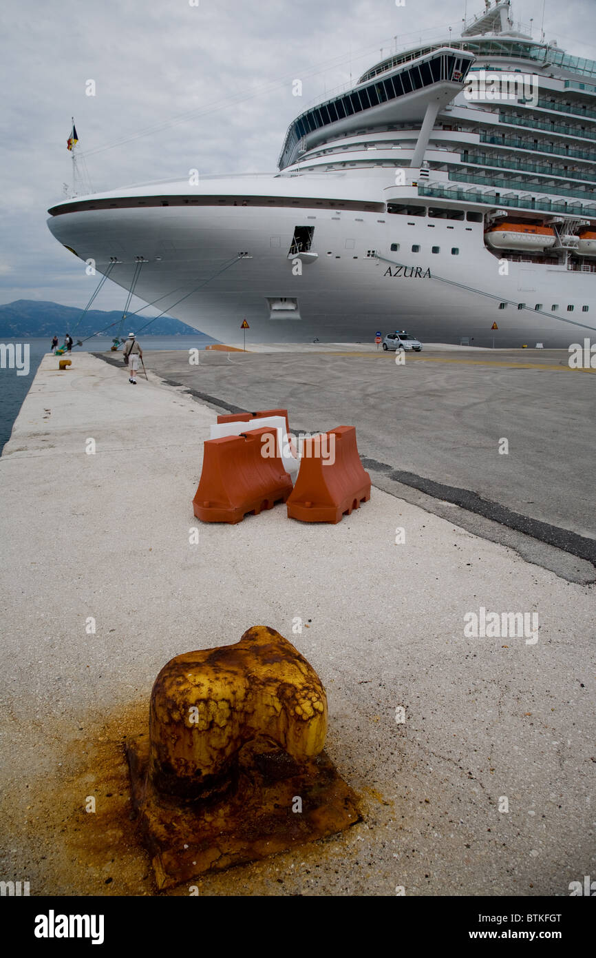 Port bollard quayside ropes ship mooring moored Stock Photo - Alamy