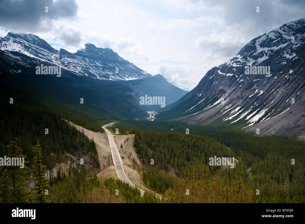 Icefields parkway seen from a lookout point in Banff national park ...