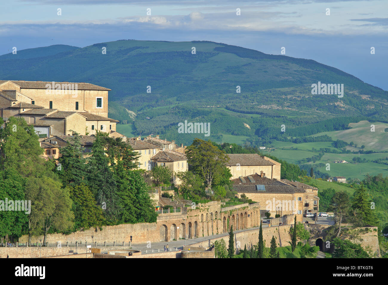 urbino italy ducal palace cupola le marche italian hillside Stock Photo ...