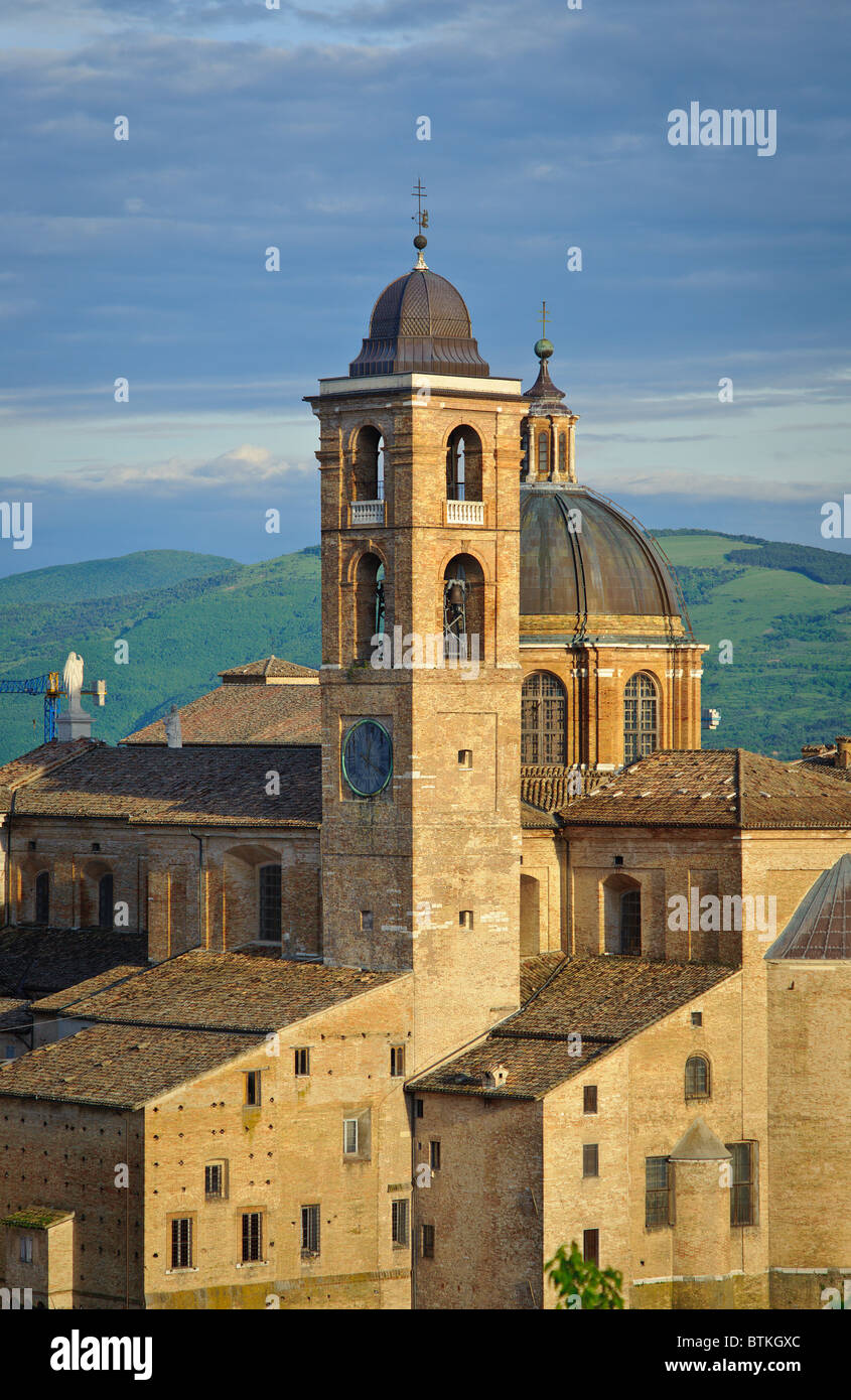 urbino italy ducal palace cupola le marche italian hillside Stock Photo ...