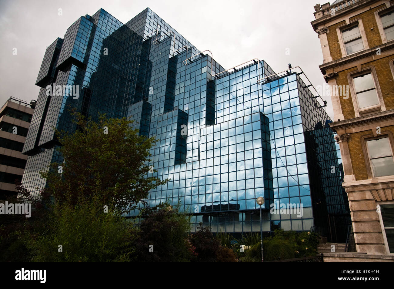 Black cube london hi-res stock photography and images - Alamy