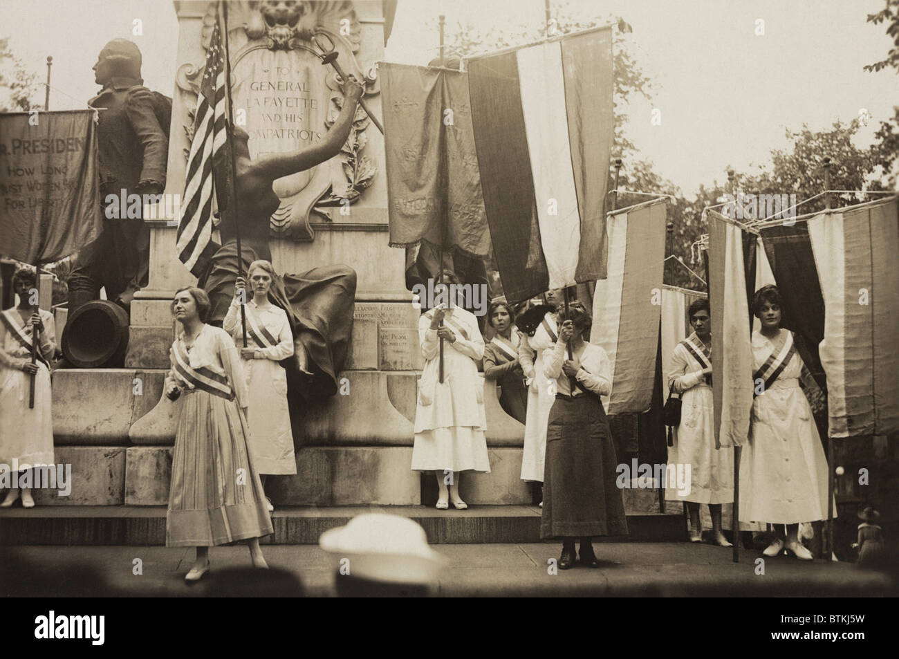 Women's suffrage activists protest Woodrow Wilson's failure to support ...