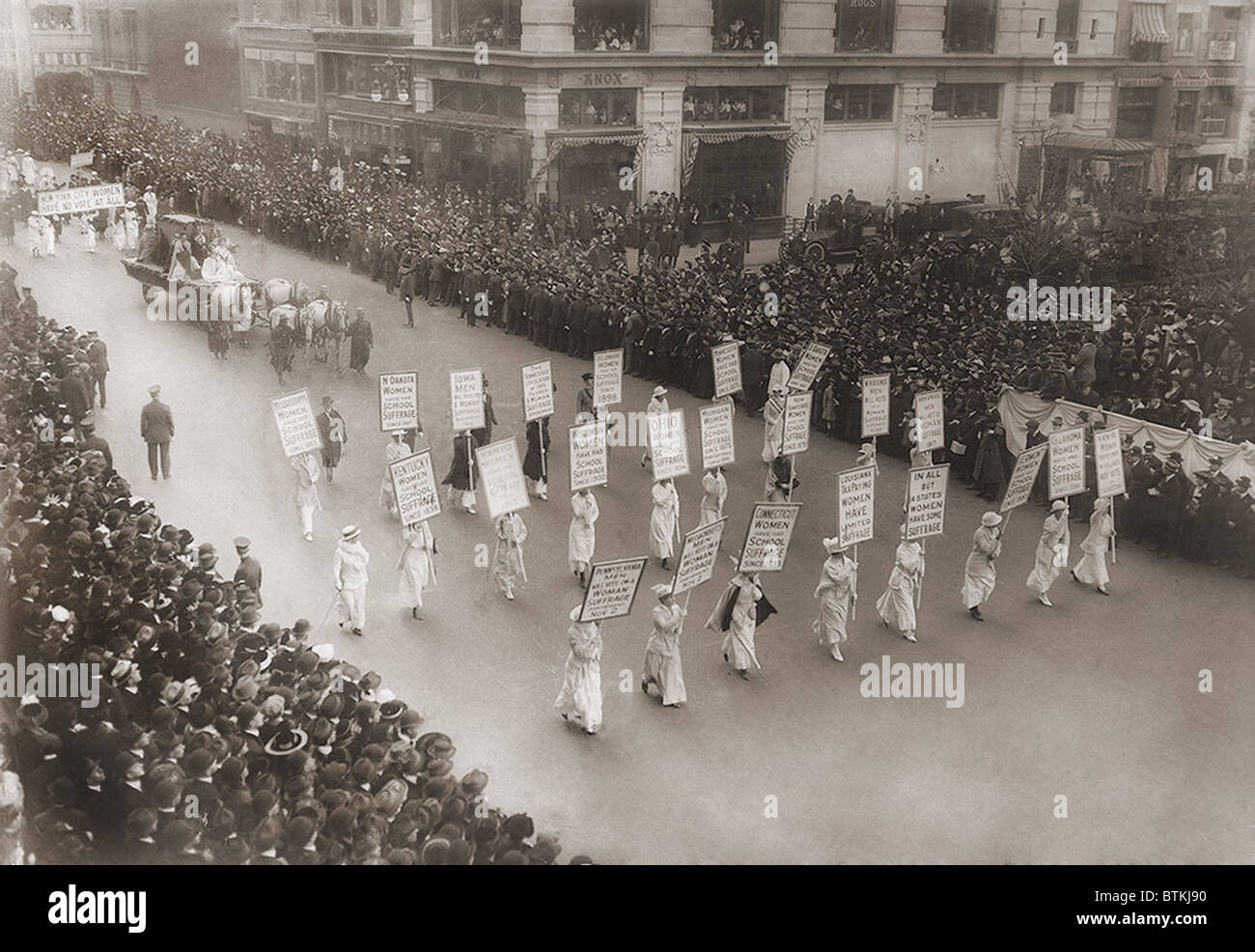Suffragettes marching hi-res stock photography and images - Alamy