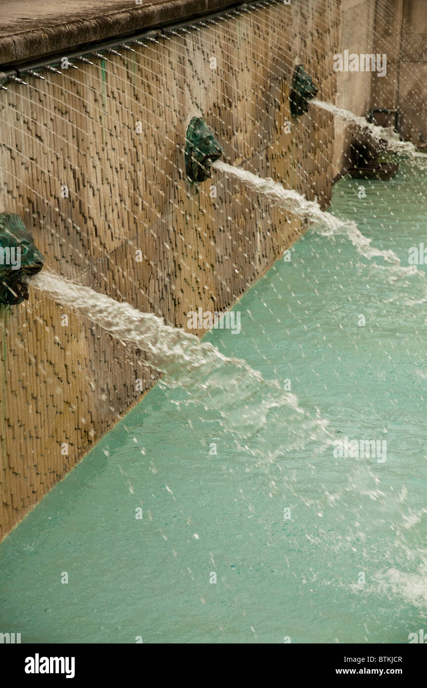 Fountain in the courtyard of St. Paul's Cathedral, London Stock Photo ...