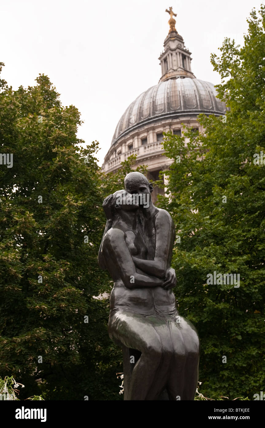 Statue in front of St. Paul's Cathedral, London Stock Photo - Alamy