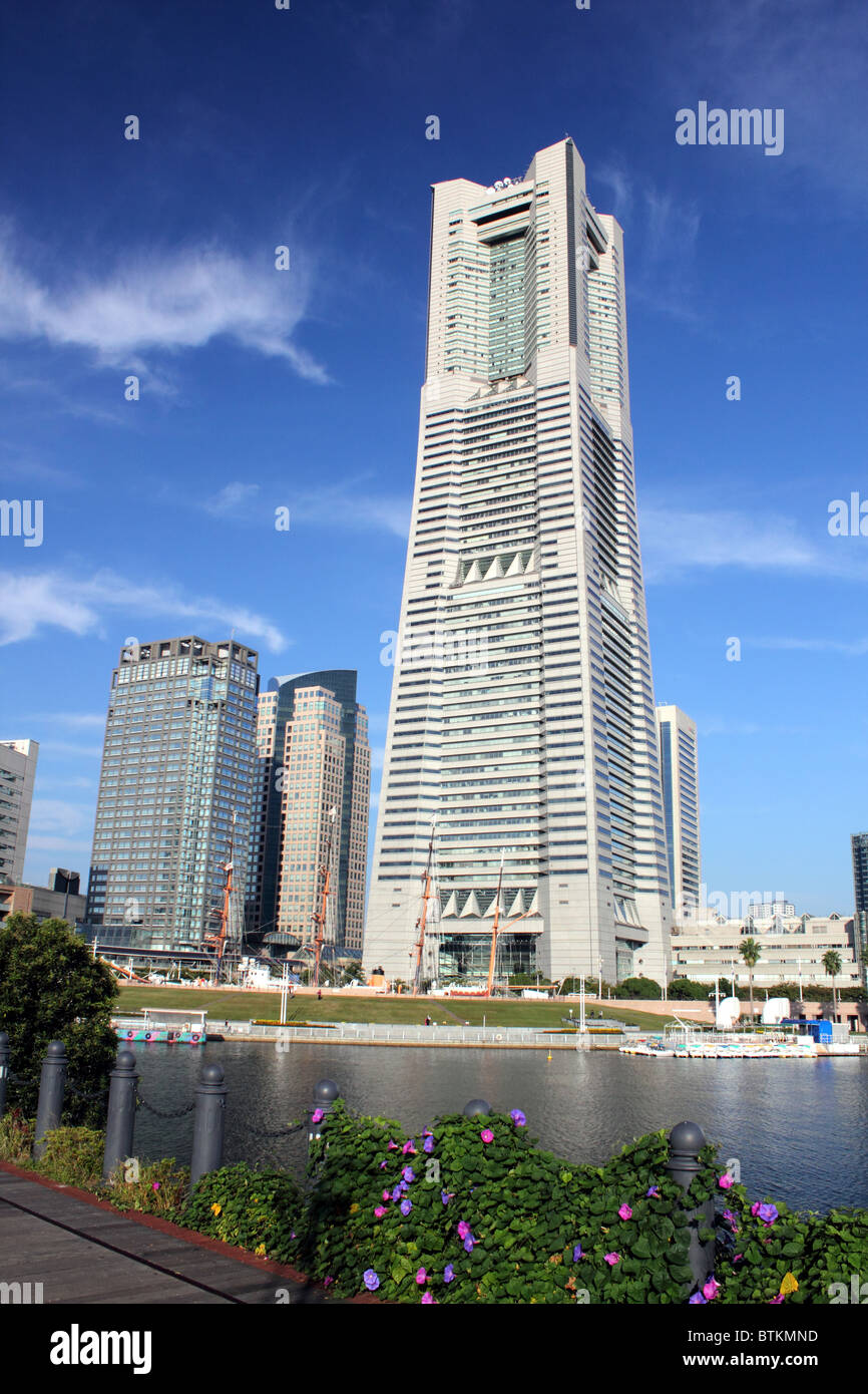 Roller coaster minato mirai hi-res stock photography and images - Alamy