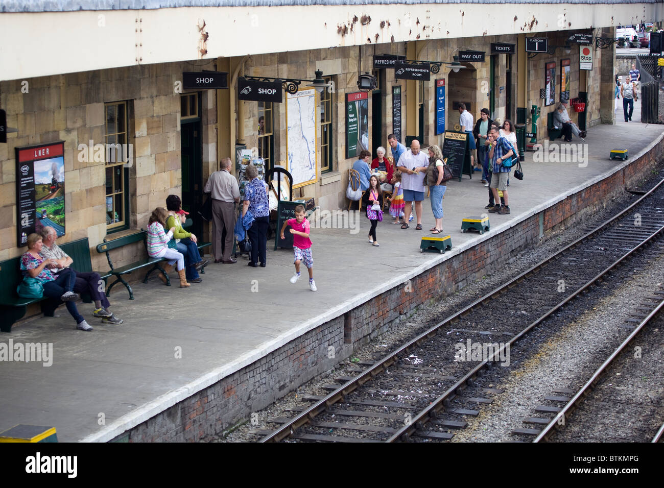 Busy station platform hi-res stock photography and images - Alamy