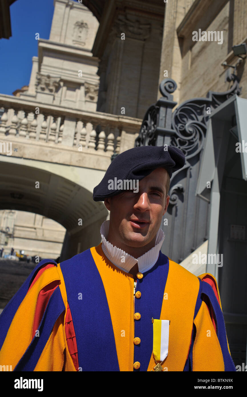 papal guard in rome Stock Photo - Alamy
