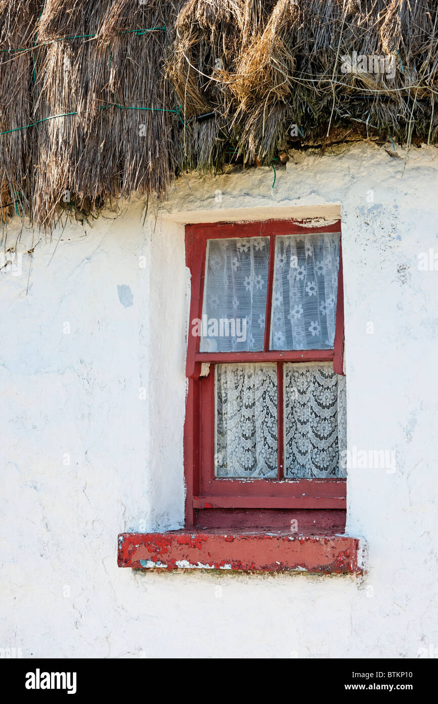 Cottage windows hi-res stock photography and images - Alamy