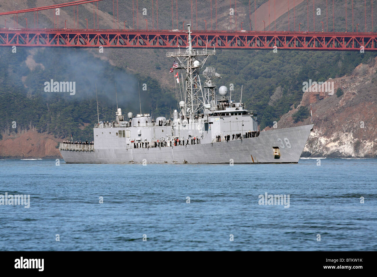 The Oliver Hazard Perry class frigate USS Curts (FFG 38)passes under ...