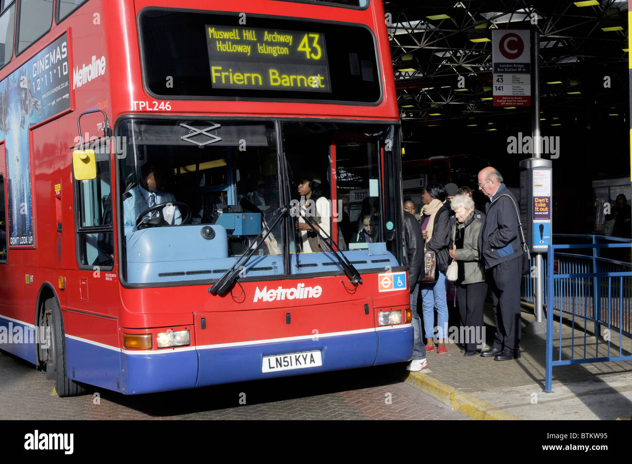UK PEOPLE BOARDING BUS AT LONDON BRIDGE STATION Stock Photo - Alamy
