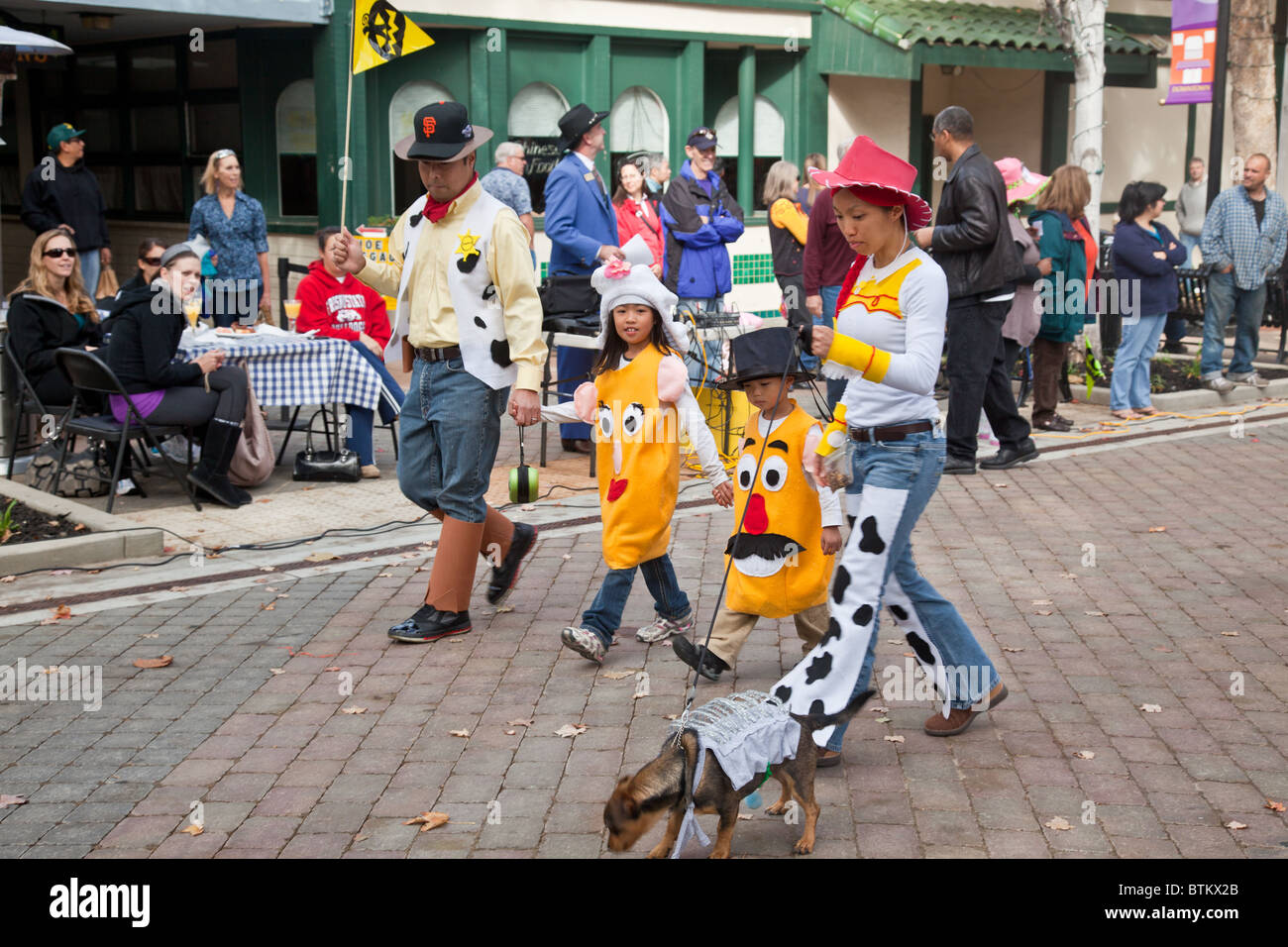 SUNNYVALE, CA, USA - OCTOBER 30: Howl'oween Pet Parade & Faire Pet ...