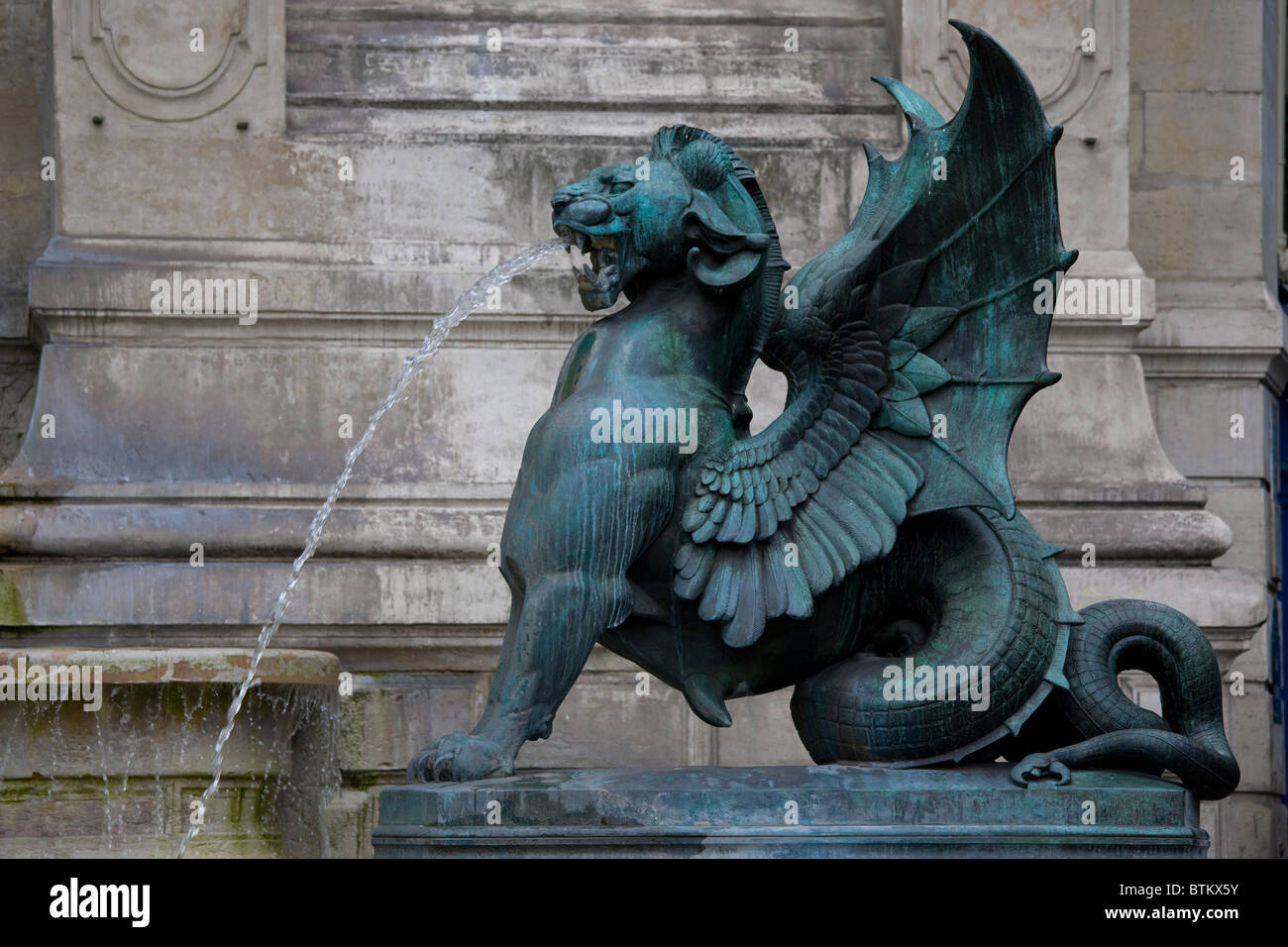 Dragon sculpture paris hi-res stock photography and images - Alamy