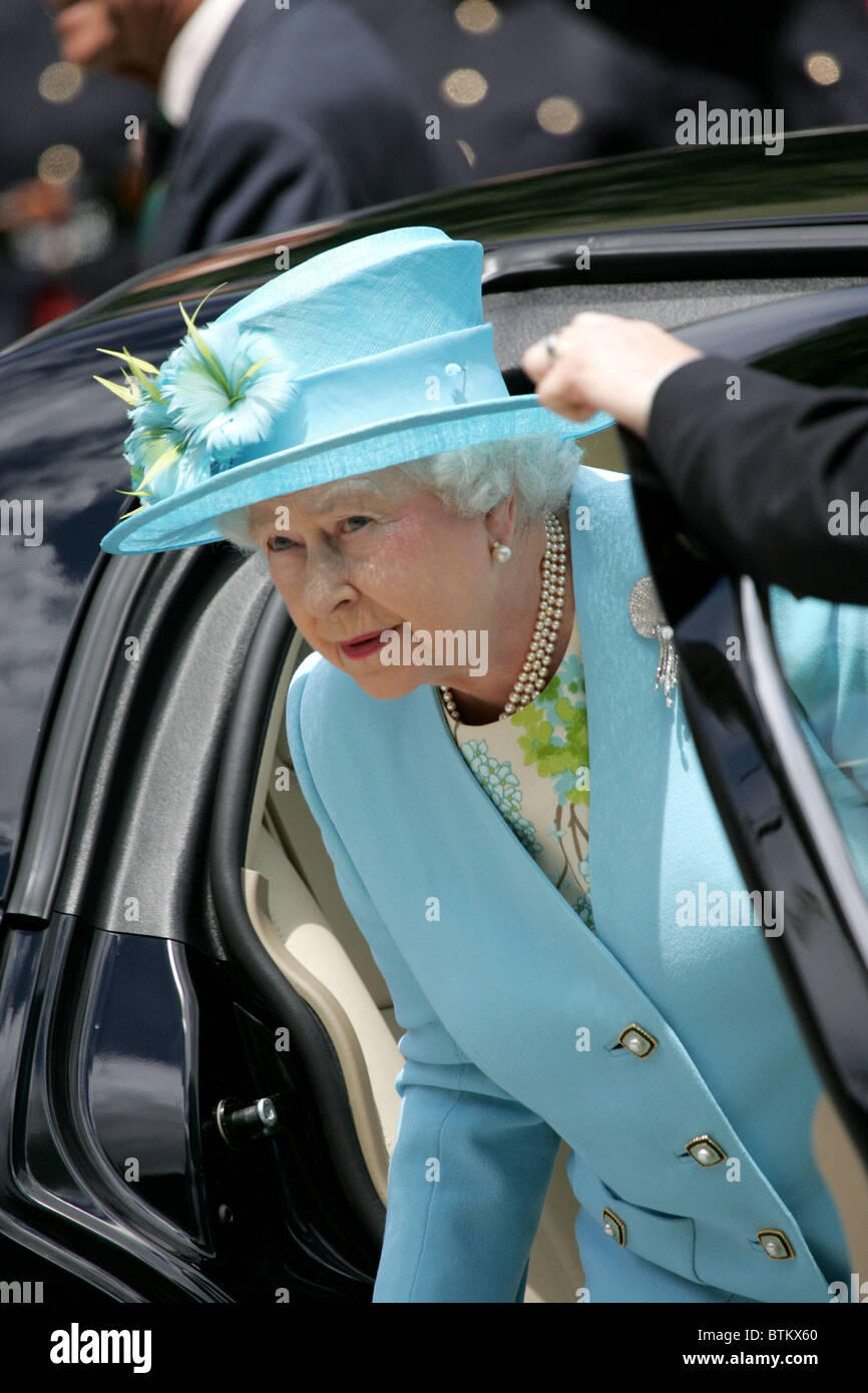 Her royal highness queen elizabeth ii hi-res stock photography and ...
