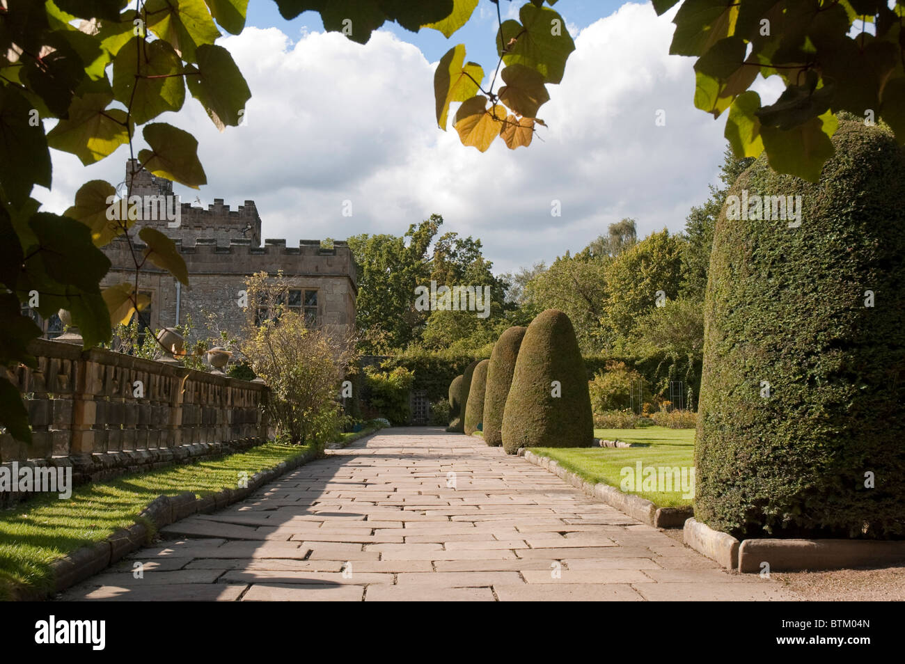 Topiary walk hi-res stock photography and images - Alamy