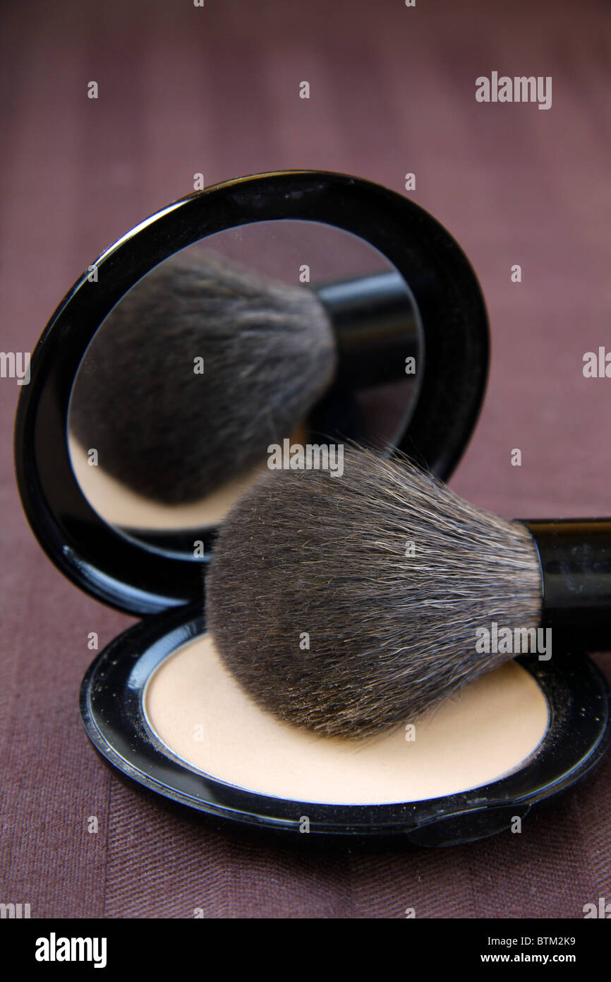 makeup brush and powder Stock Photo - Alamy