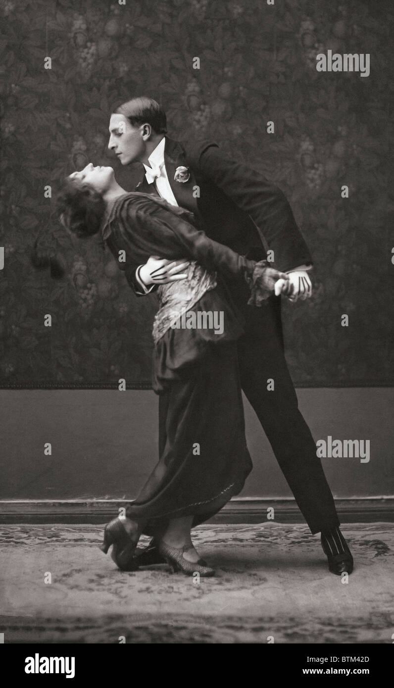 Historical photo (1910) of lovers dancing tango Stock Photo - Alamy