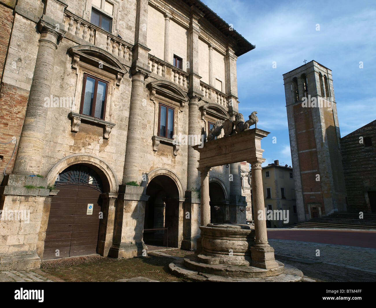 Old well in Piazza Grande - Montepulciano , Tuscany, Italy Stock Photo ...