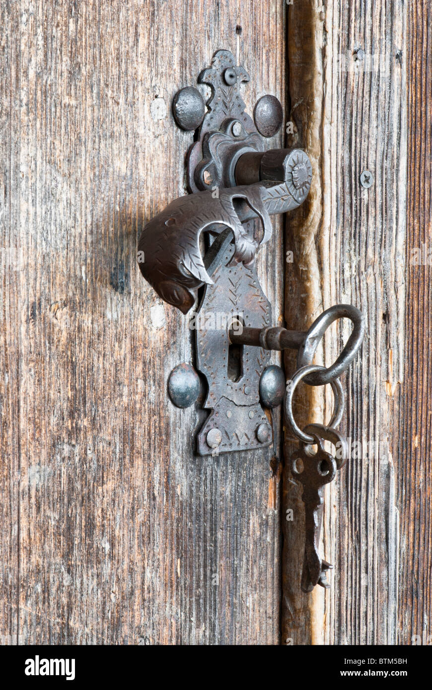 An old metal handle and keys at wooden door Stock Photo - Alamy