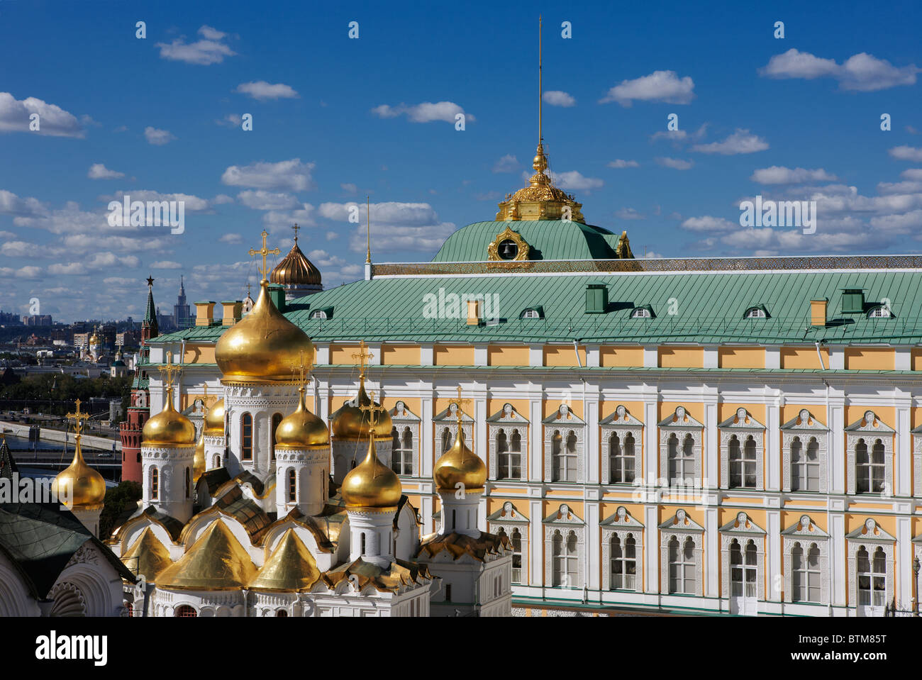 The Great Kremlin Palace with the golden domes of the Annunciation ...