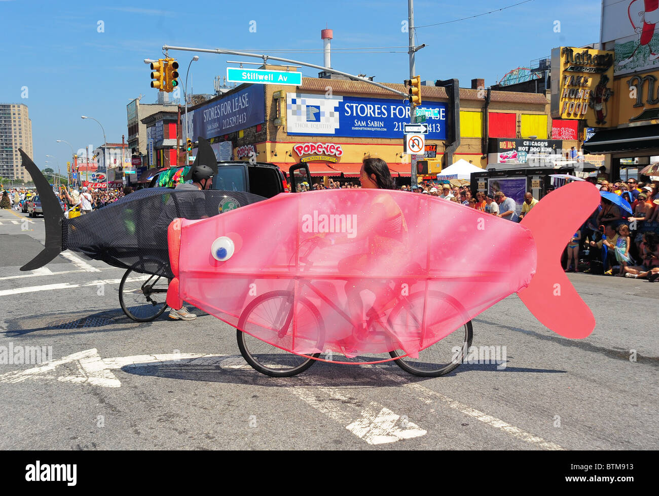 Fish parade float hi-res stock photography and images - Alamy