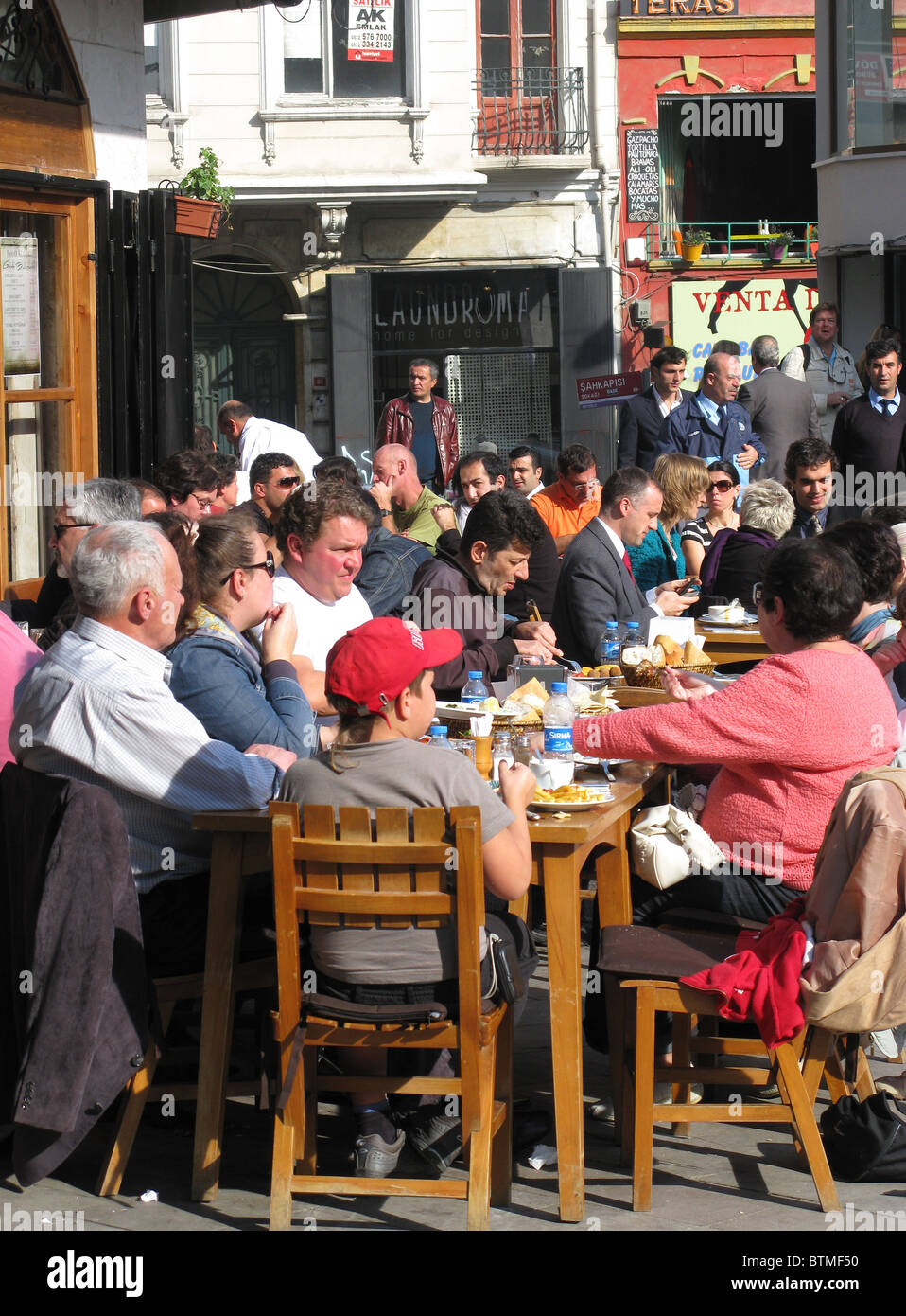 ISTANBUL, TURKEY. A Turkish family eating outside at a restaurant in ...