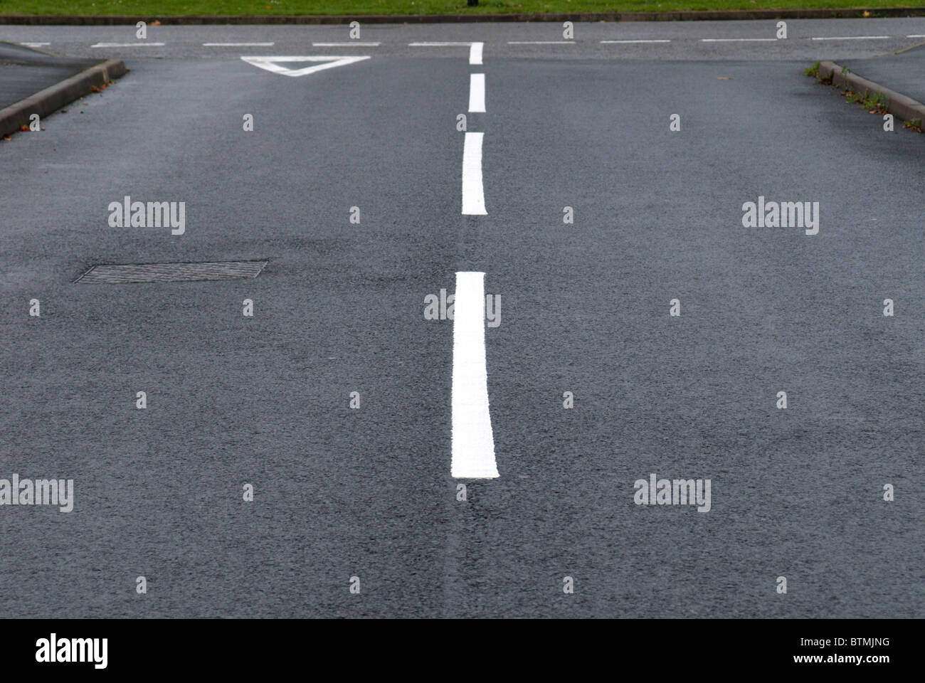 Road markings uk hi-res stock photography and images - Alamy