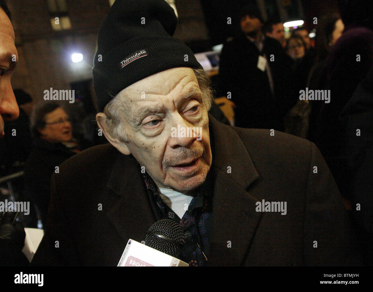 TIME STANDS STILL Opening Night on Broadway Stock Photo - Alamy
