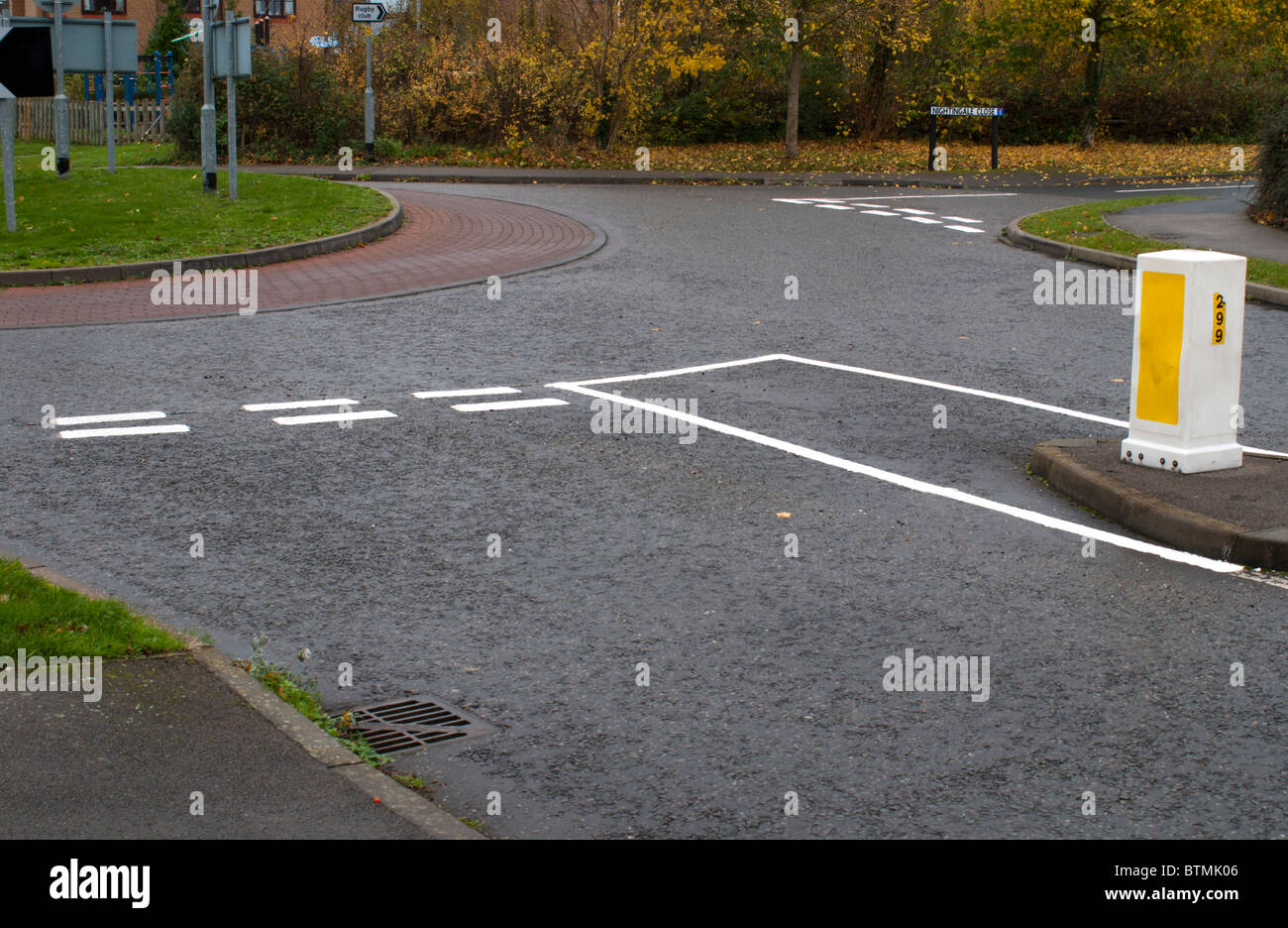 Uk road markings hi-res stock photography and images - Alamy