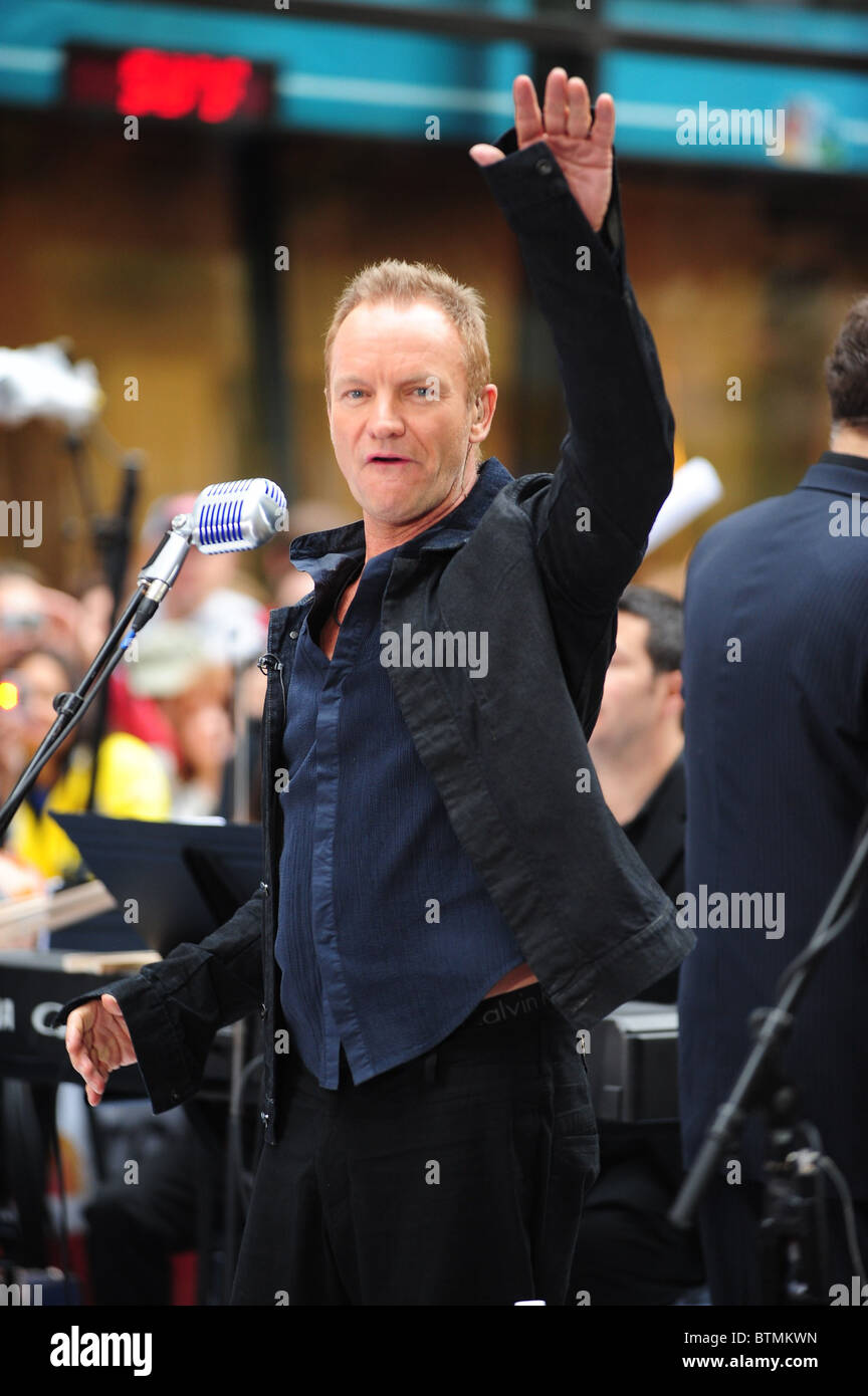 Sting performing 2010 hi-res stock photography and images - Alamy