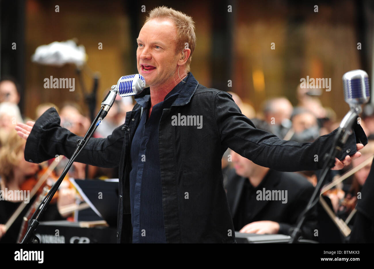 Sting performing 2010 hi-res stock photography and images - Alamy