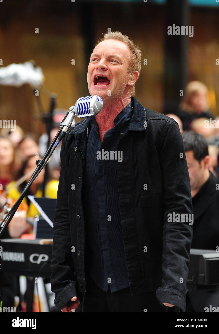 Sting singing hi-res stock photography and images - Alamy