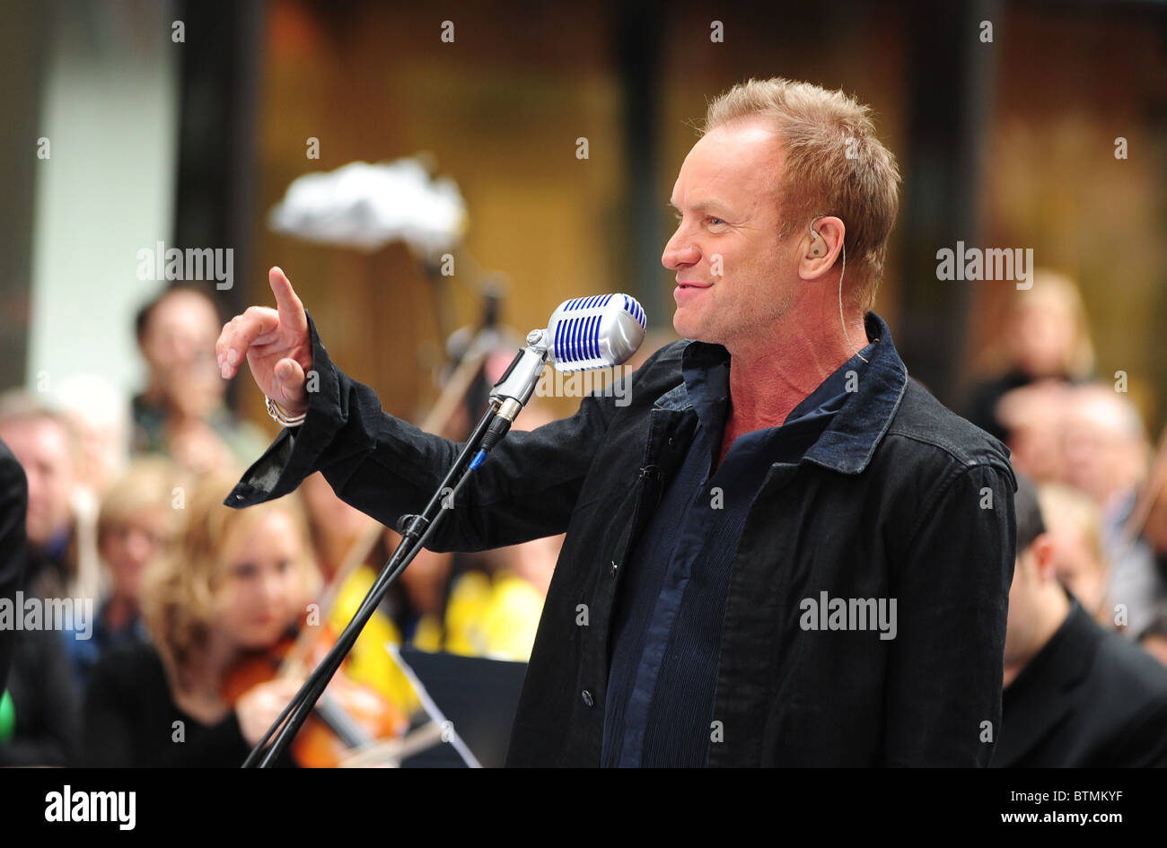 Sting performing 2010 hi-res stock photography and images - Alamy