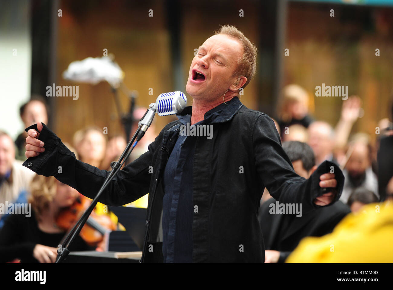 Sting performing 2010 hi-res stock photography and images - Alamy