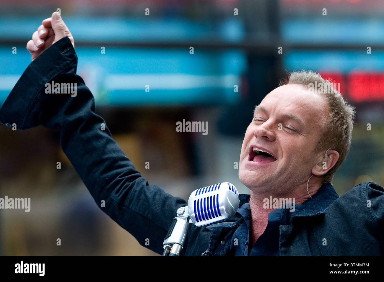 Sting performing 2010 hi-res stock photography and images - Alamy