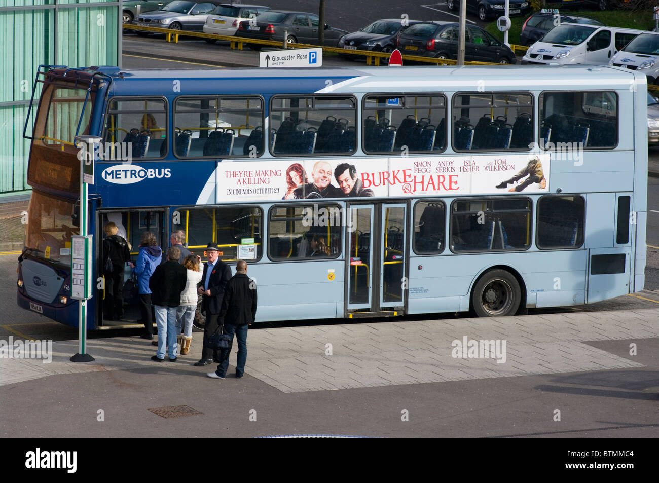 Queue for a bus hi-res stock photography and images - Alamy