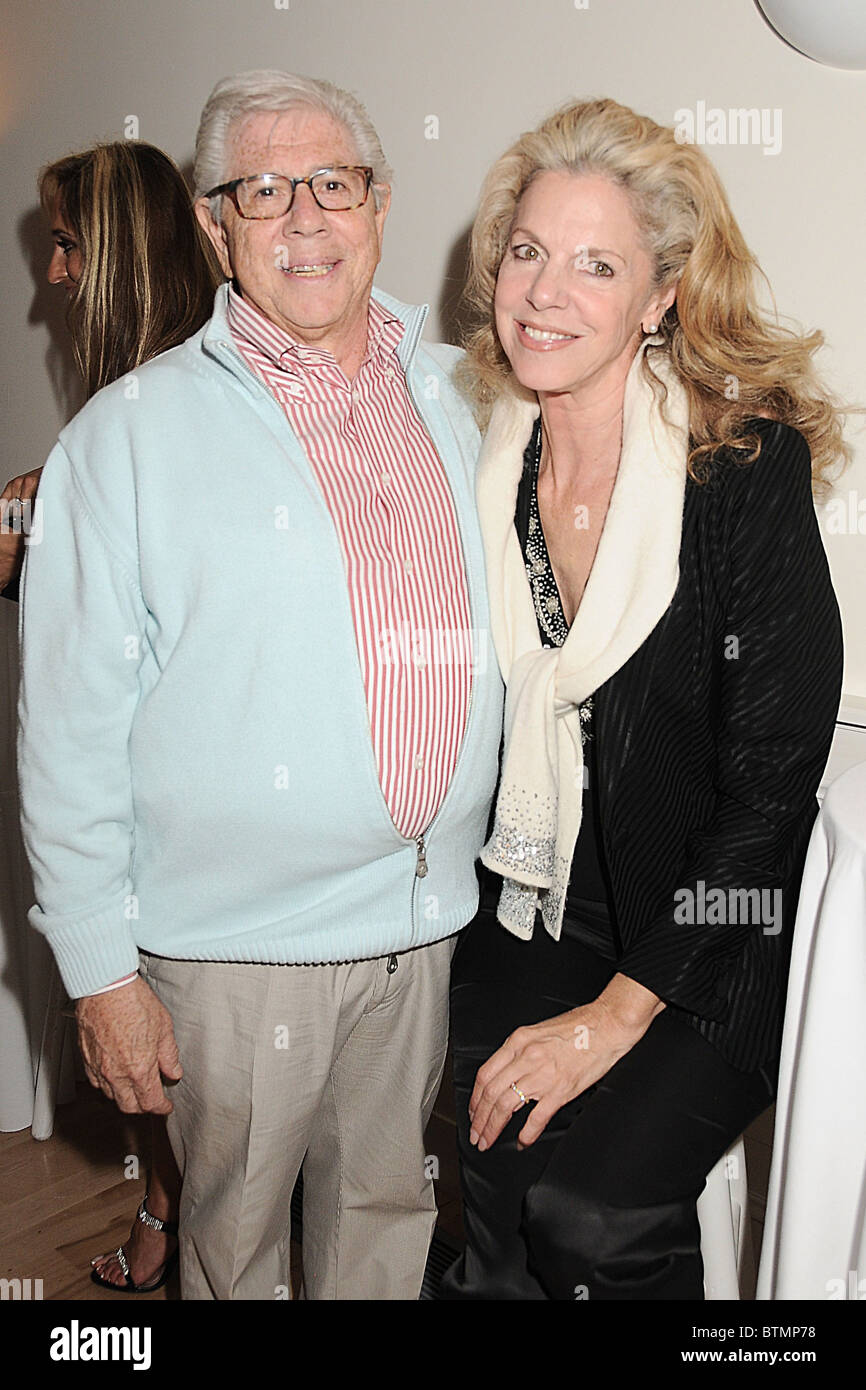 CELEBRITY CANDIDS in the Hamptons - SAT Stock Photo - Alamy