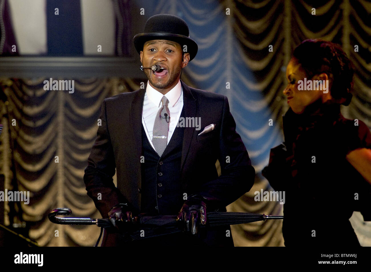 Good Morning America GMA Concert with USHER Stock Photo - Alamy