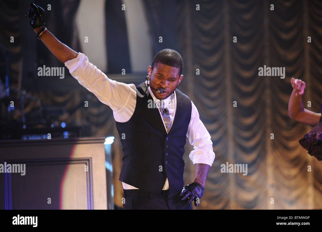 Good Morning America GMA Concert with USHER Stock Photo - Alamy