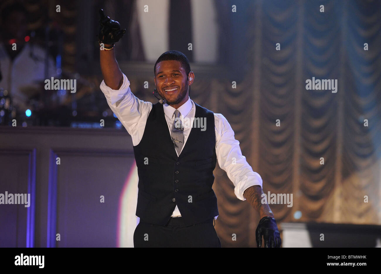 Good Morning America GMA Concert with USHER Stock Photo - Alamy