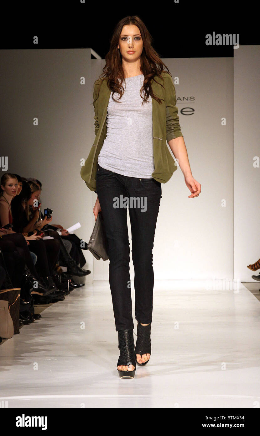 bebe Kardashians 2010 Fall Fashion Collection Show Stock Photo - Alamy