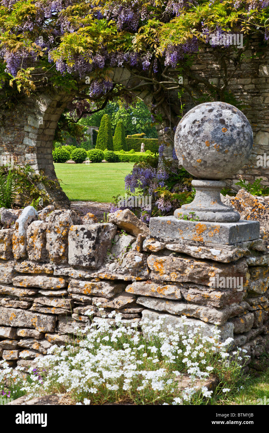 Circular round opening in wall hi-res stock photography and images - Alamy