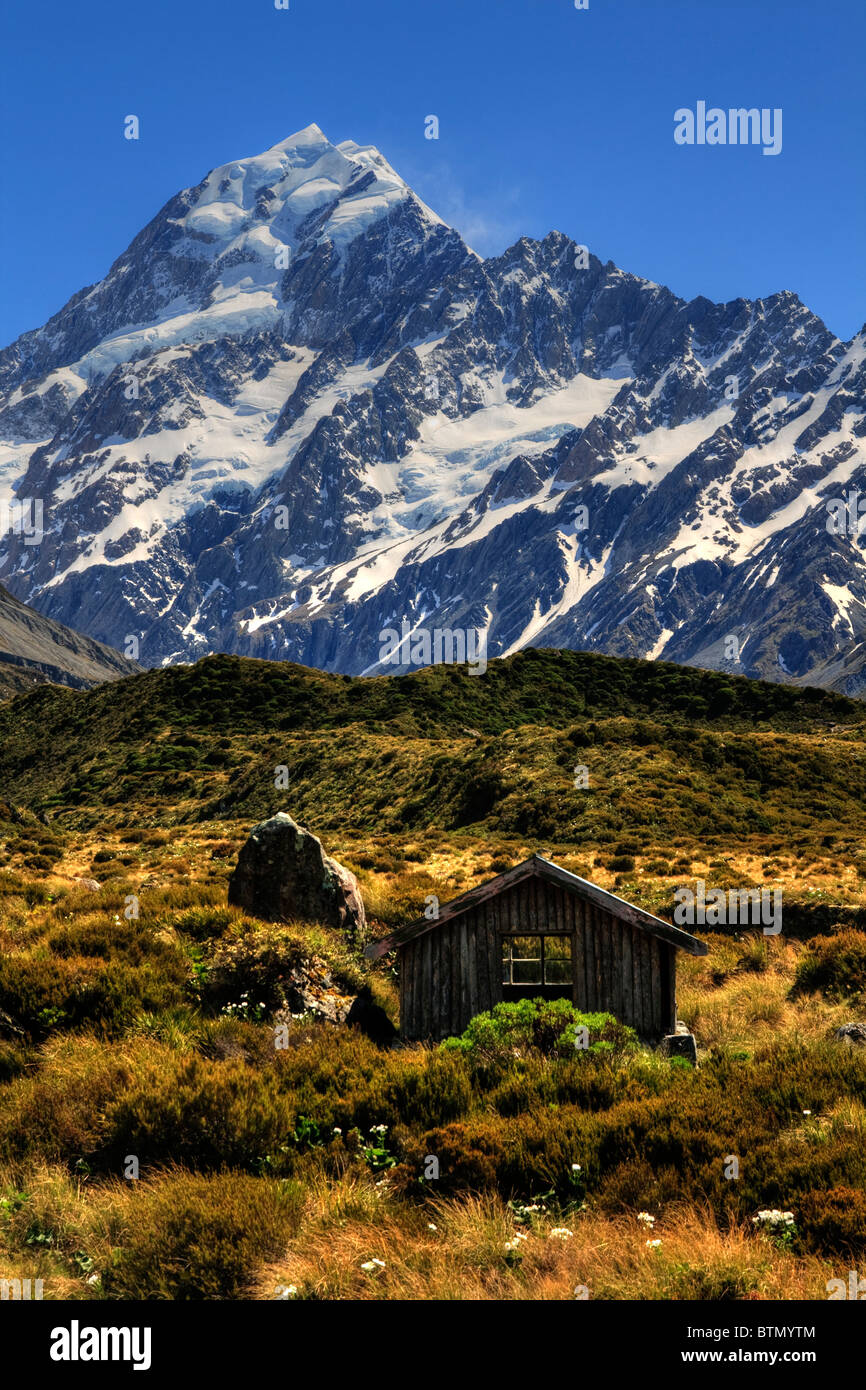 Mount Cook towering in the background of an old mountain hut Stock ...
