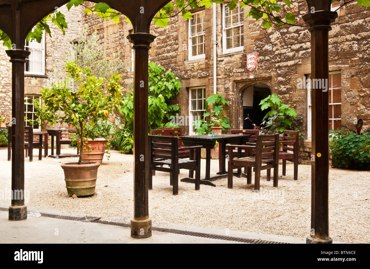 The courtyard garden of Worcester College, Oxford University ...