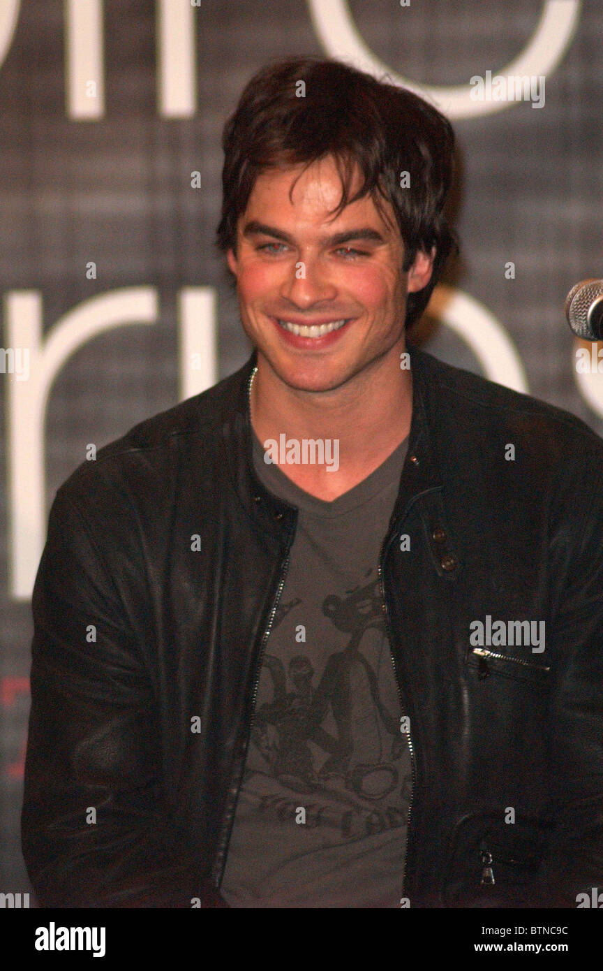 Hot topic store hi-res stock photography and images - Alamy