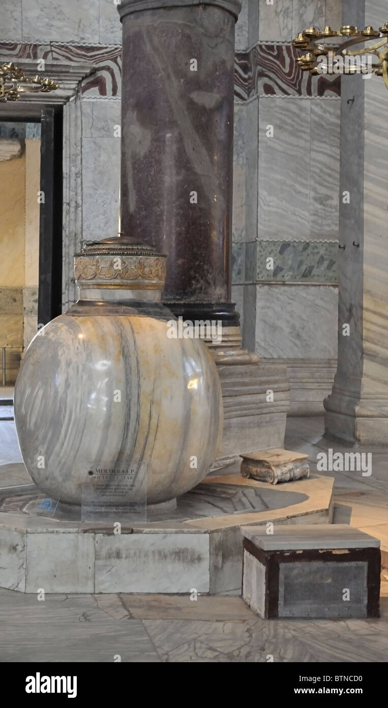 Lustration urn hi-res stock photography and images - Alamy