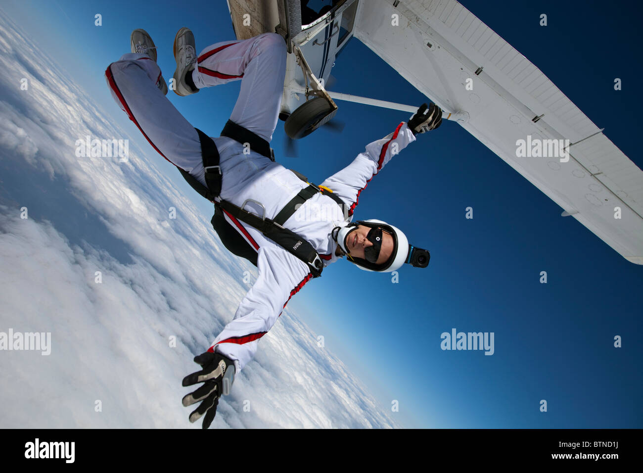 Man jumping out of plane hi-res stock photography and images - Alamy