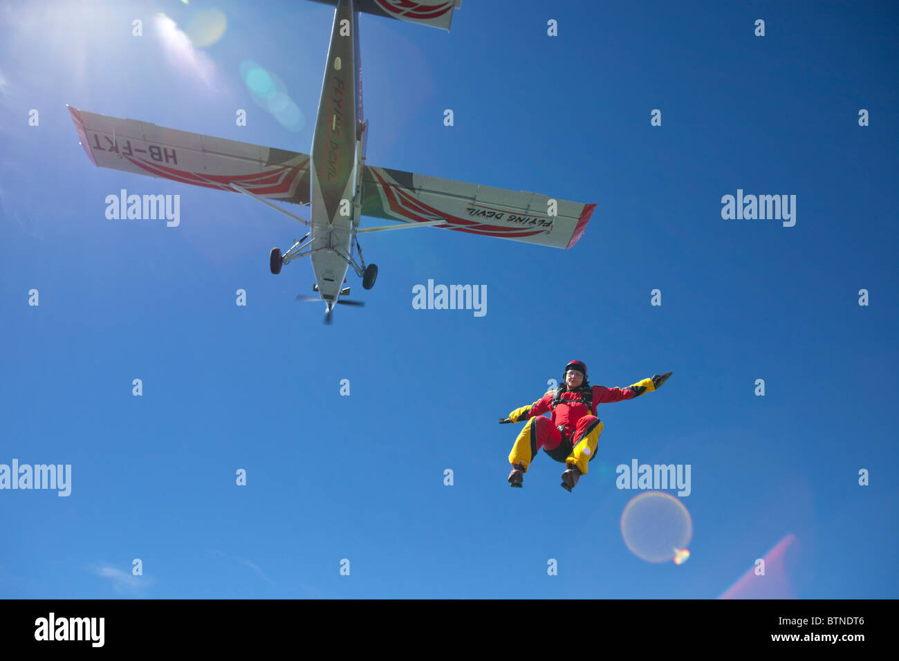 Parachute jumping out of plane hi-res stock photography and images - Alamy