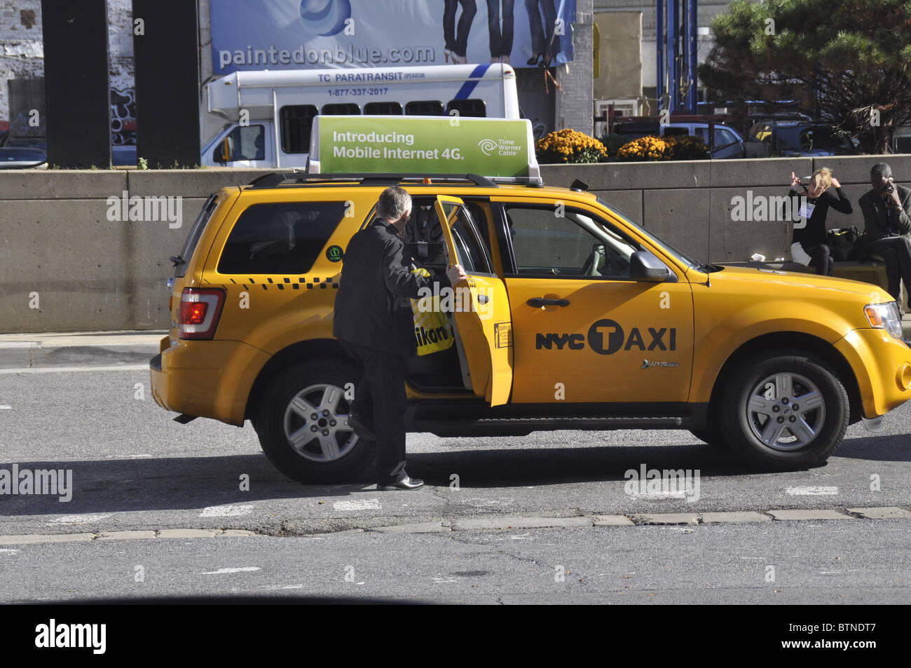 Man enters taxi cab hi-res stock photography and images - Alamy