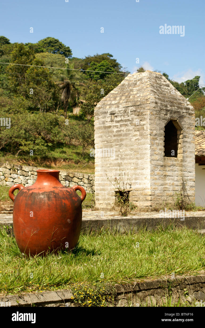 Lenca vase and pottery oven at La Escuelona interpretation center in ...